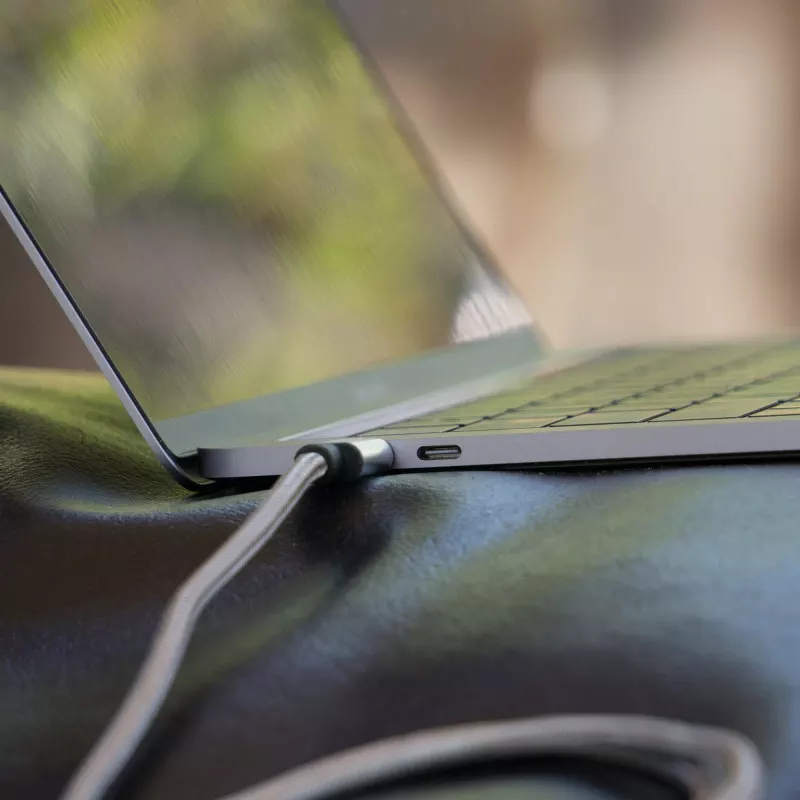 FUSE CHICKEN Synk.johto USB-C typ 2 ARMOUR 2m Stainless Steel Lataa